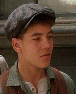 Aaron Lohr as Mush in Newsies – Snakkle
