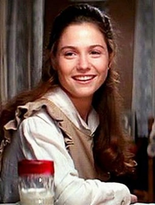 Ele Keats as Sarah Jacobs in Newsies – Snakkle